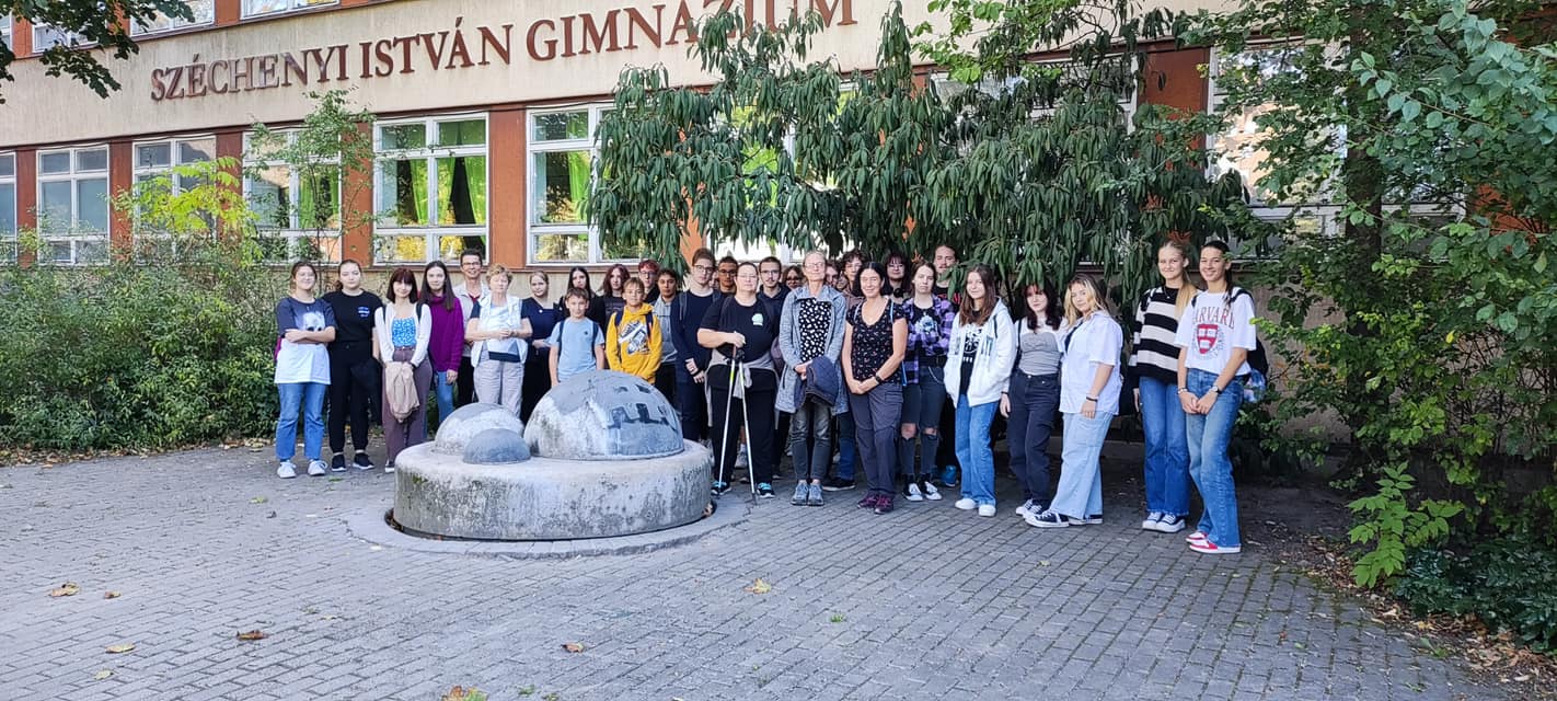 Dunaújvárosi Széchenyi István Gimnázium » Iskolánkból is gyalogoltak